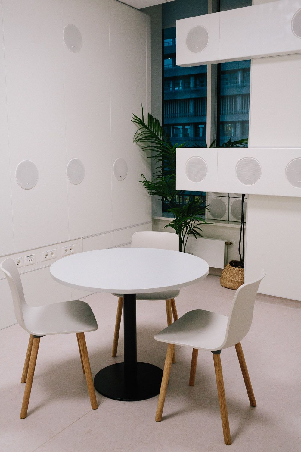 Optimum room acoustics in audiological research facilities